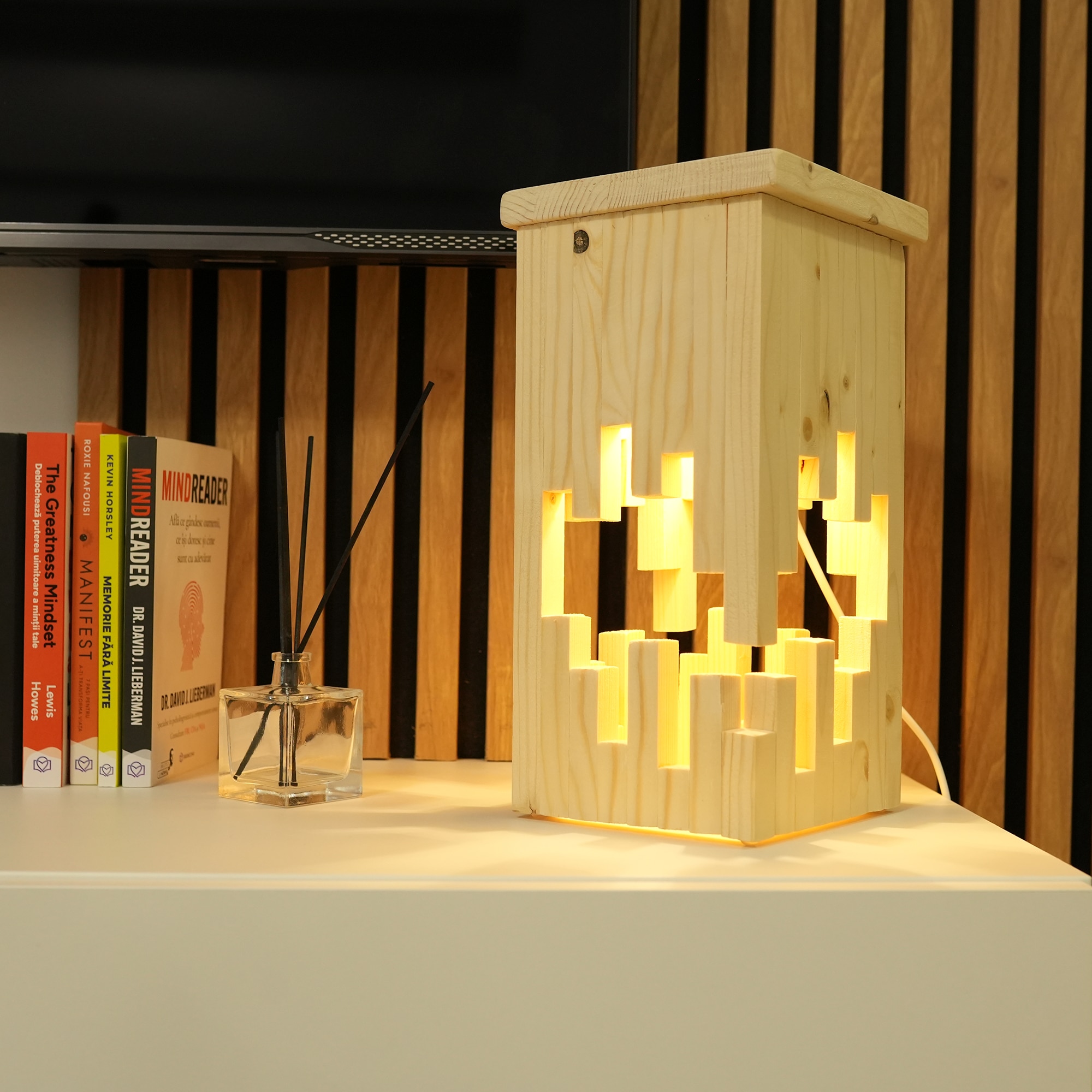 Veioza din Lemn Handmade – Design Pixel Art, Lumina Calda - eMAG.ro