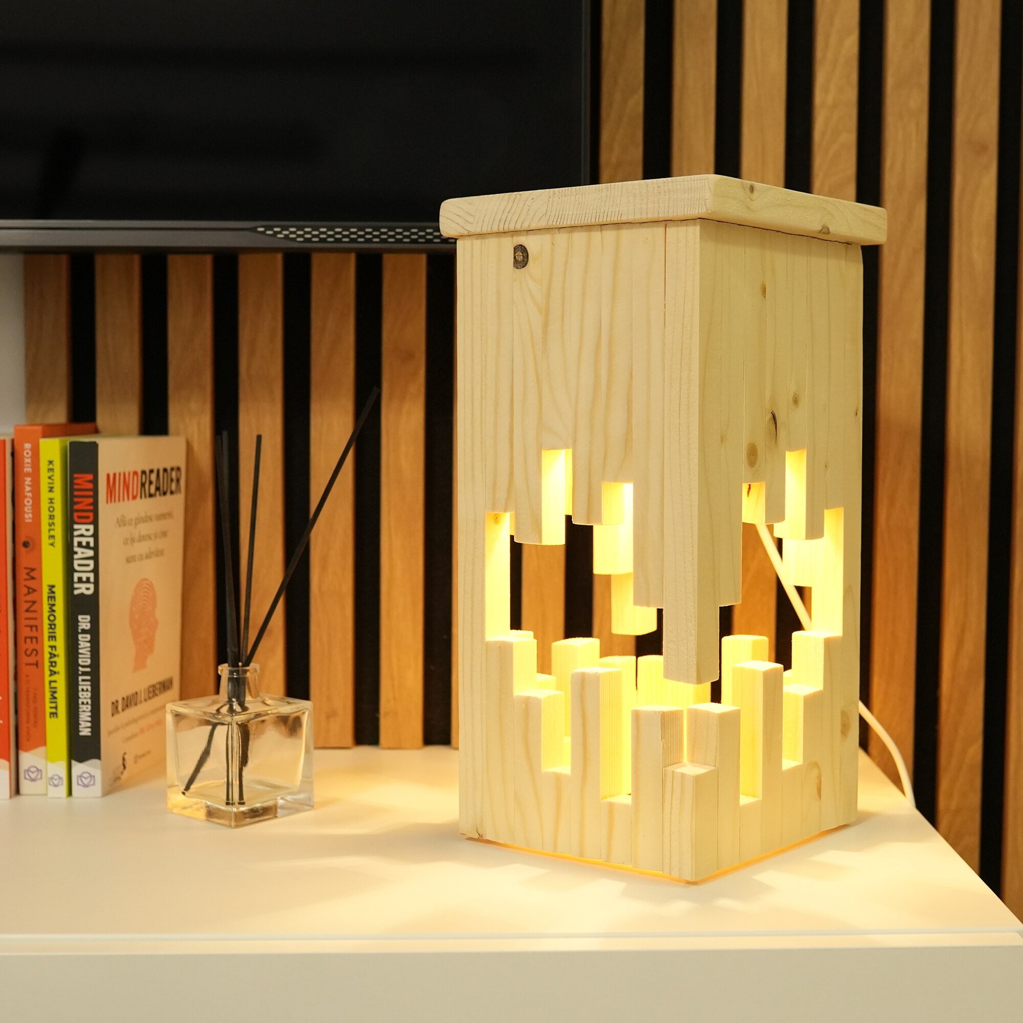 Veioza din Lemn Handmade – Design Pixel Art, Lumina Calda - eMAG.ro