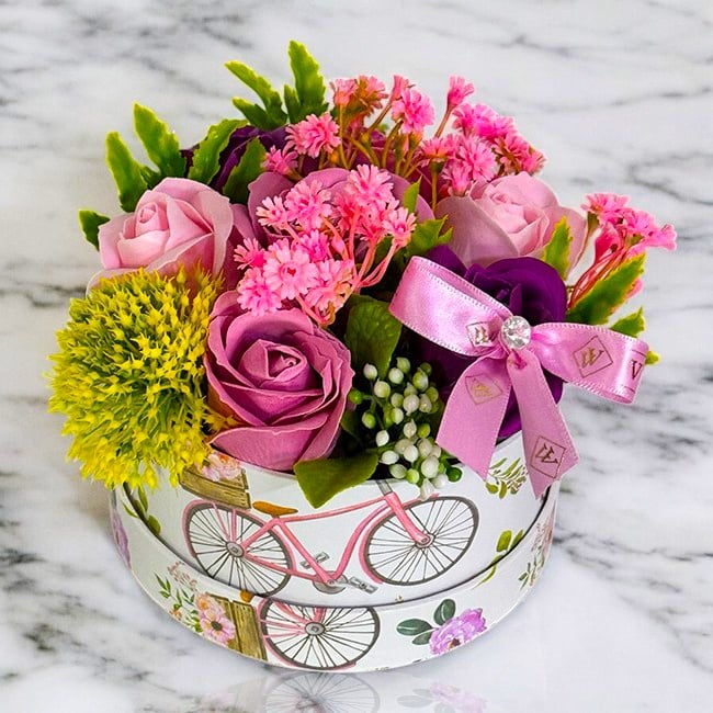 Aranjament floral Siete, in cutie rotunda cu 7 trandafiri din sapun si plante artizanale, Roz ...