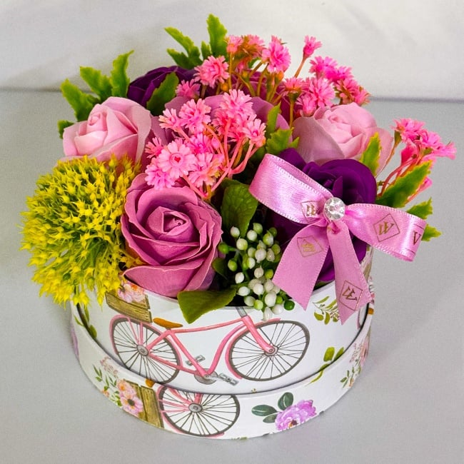 Aranjament floral Siete, in cutie rotunda cu 7 trandafiri din sapun si plante artizanale, Roz ...