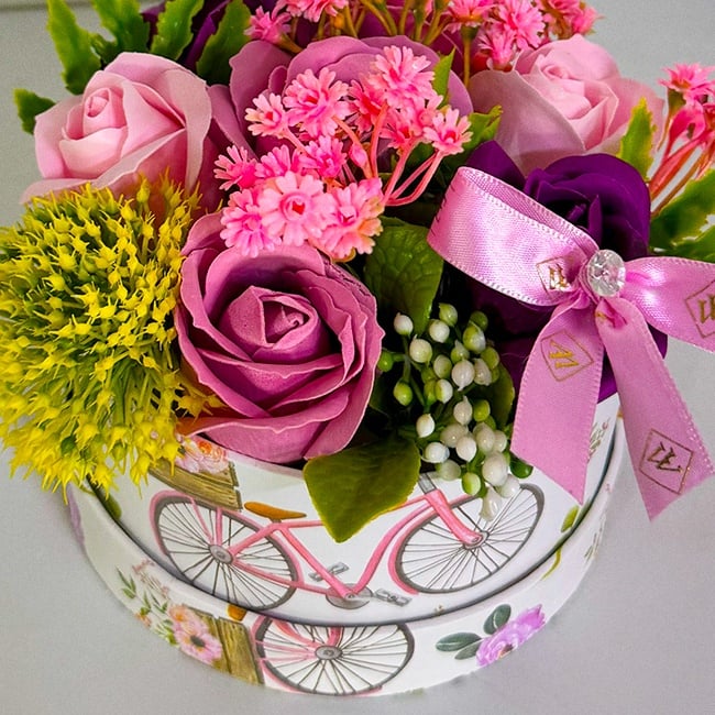 Aranjament floral Siete, in cutie rotunda cu 7 trandafiri din sapun si plante artizanale, Roz ...