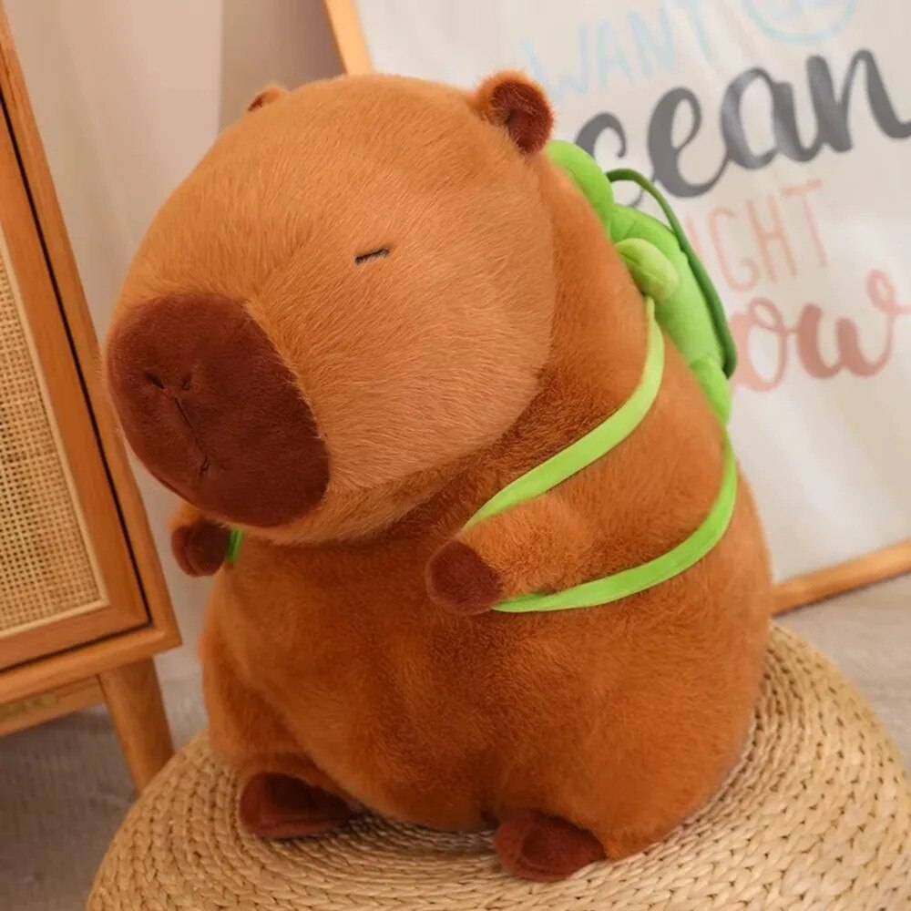 Jucarie din plus Capybara maro 35cm cu ghiozdan verde, moale, simpatic ...