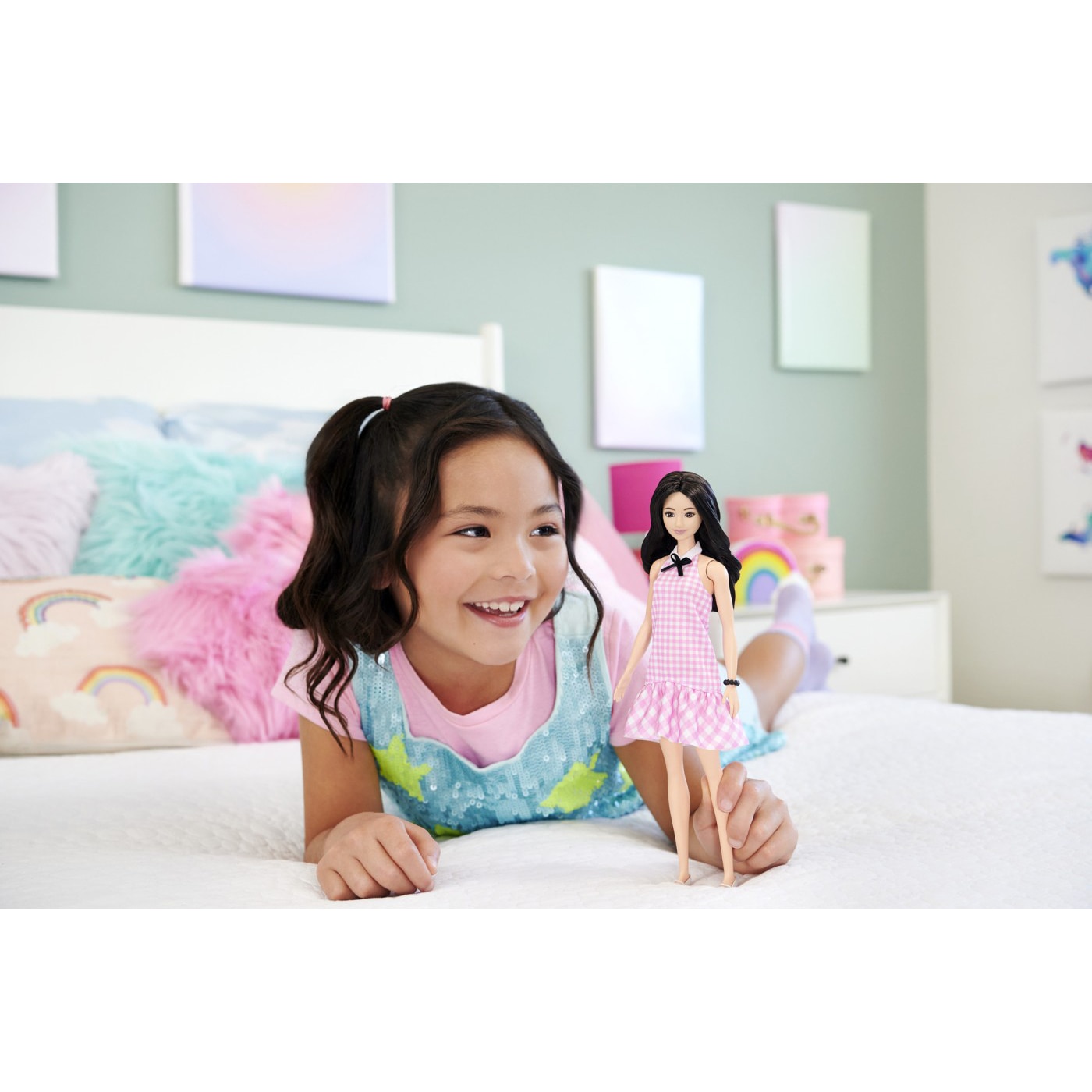 Papusa Barbie Fashionistas, Bruneta cu rochie roz in carouri - eMAG.ro