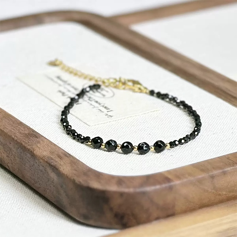 Bratara pentru femei, realizata din spinel negru si bile din aur de 14k ...