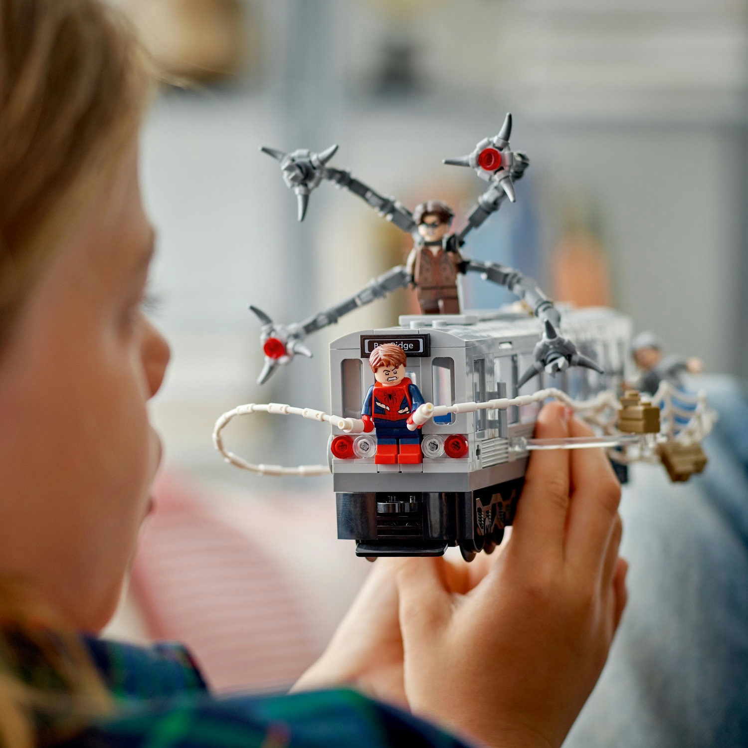 LEGO® Marvel - Lupta de pe acoperisul trenului dintre Omul-Paianjen si ...