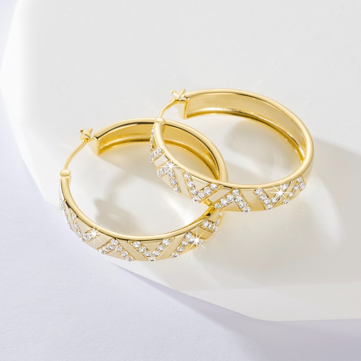 Cercei aur rotunzi 14K cu design zig-zag si zirconii cercei aur dama ...