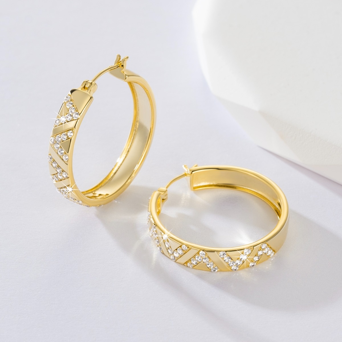 Cercei aur rotunzi 14K cu design zig-zag si zirconii cercei aur dama ...